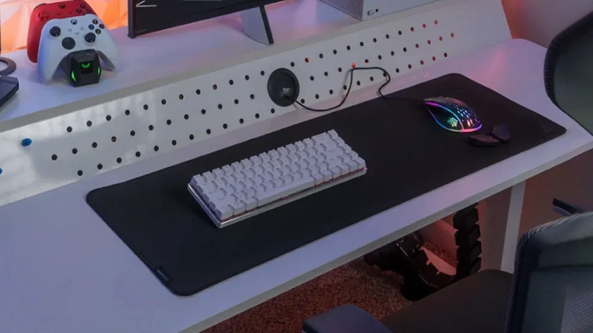 Deltahub Desk Pad - The Mouse Pad that Stays in Place