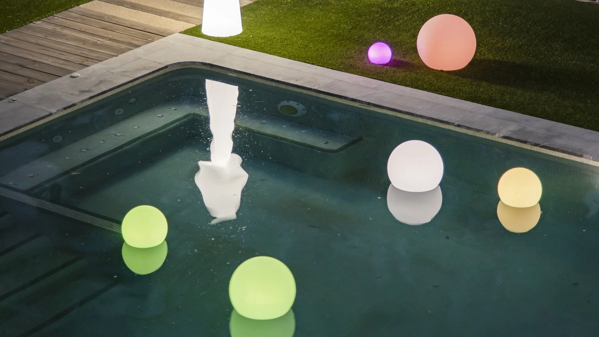 Outdoor Cordless LED Buly 40 Color Changing Globe Light