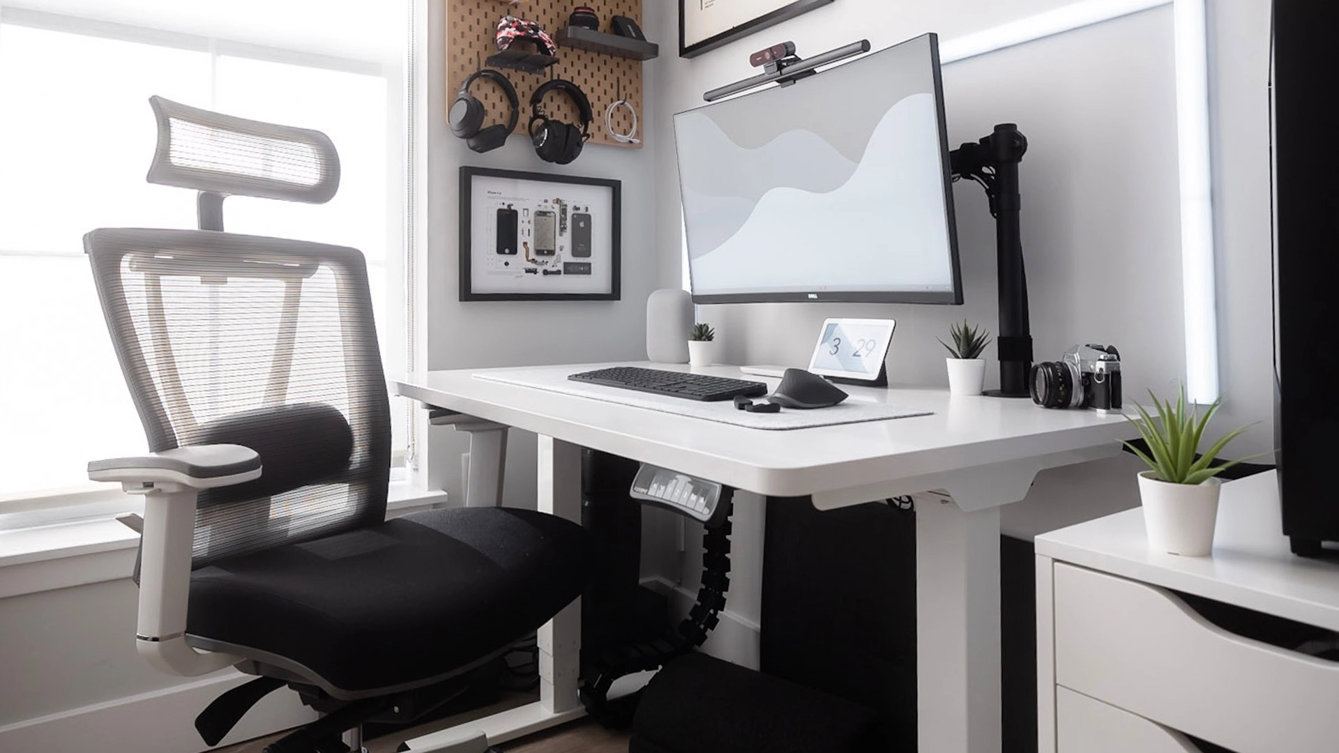 Black & White Office Chair | Autonomous Ergonomic Chair
