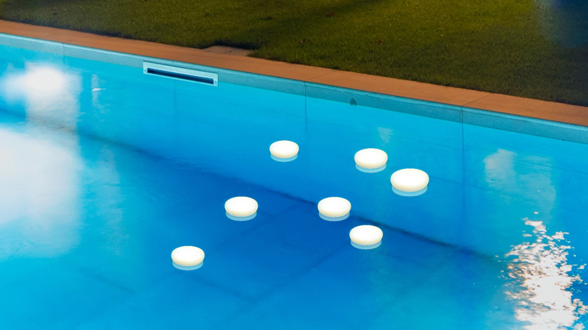 Papaya 12 Rechargeable Waterproof Magnetic Pool Wall Light, 800 Lumens