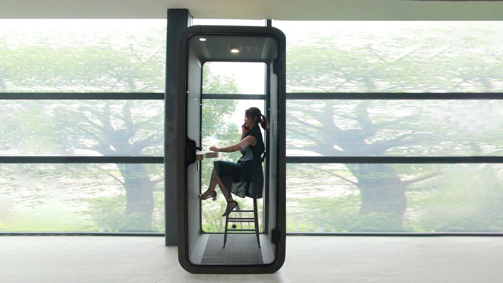 Thinktanks 1 person Pod is an office phone booth for indoors.